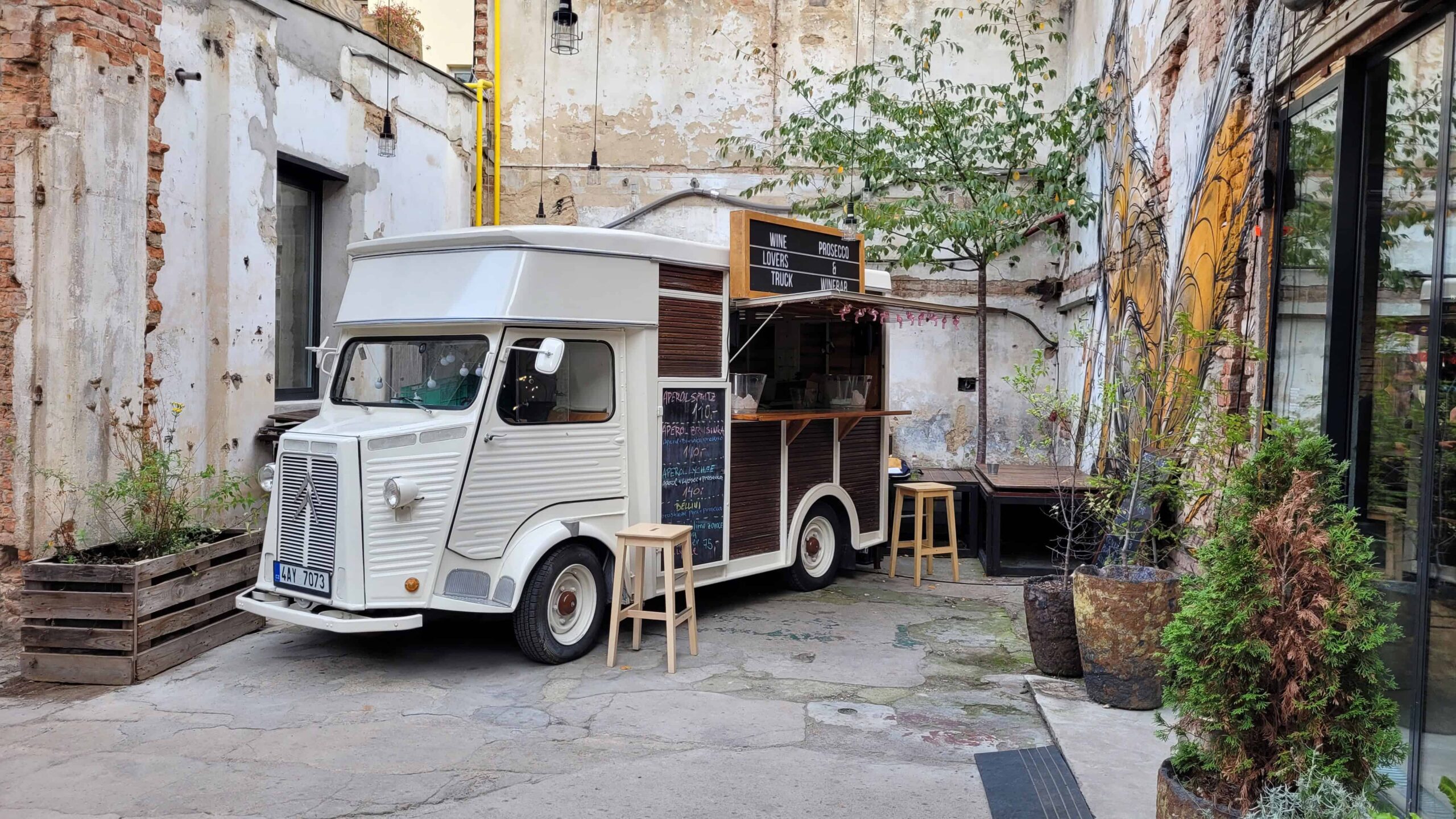 Wine Lovers | Prosecco & Wine truck